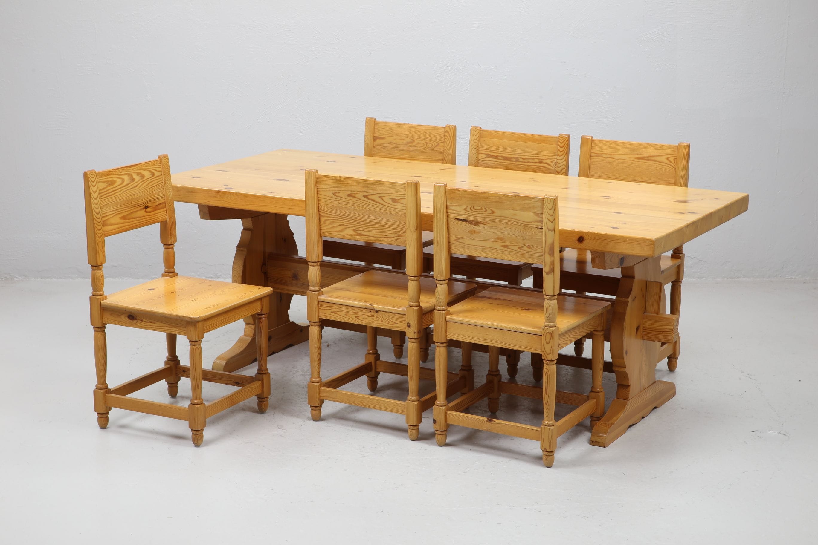 MATBORD, med STOLAR, 6 st, furu, 1900-talets andra hälft | Barnebys