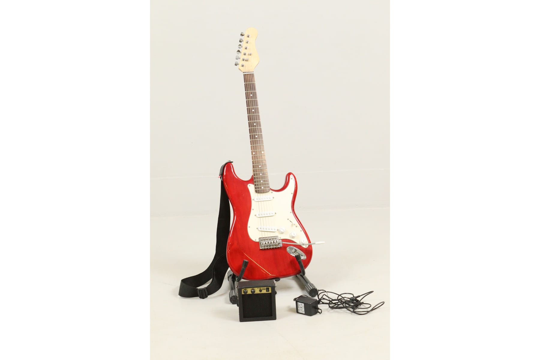 Elgitarr med miniförstärkare och stäl… | Auktion.se