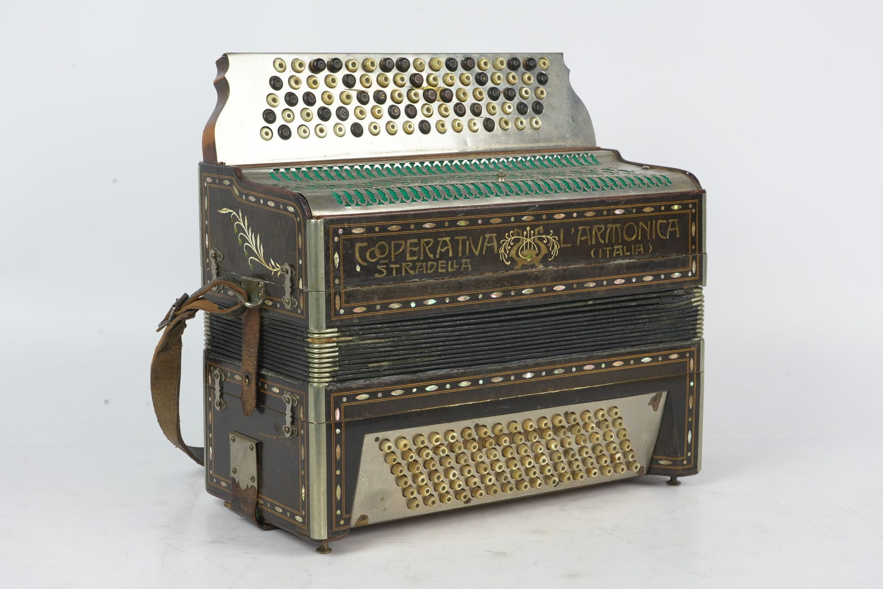 DRAGSPEL, Cooperativa L´armonica, Strad… | Auktion.se