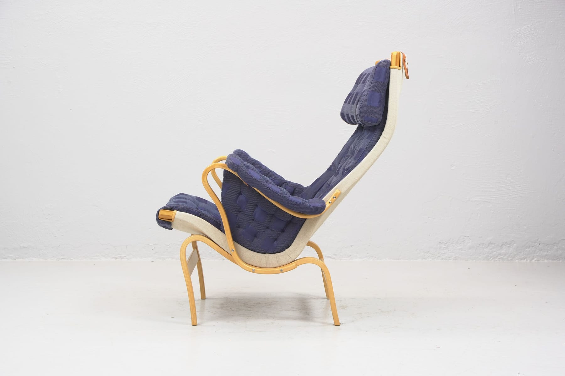 BRUNO MATHSSON, fåtölj, "Pernilla", Du… | Auktion.se