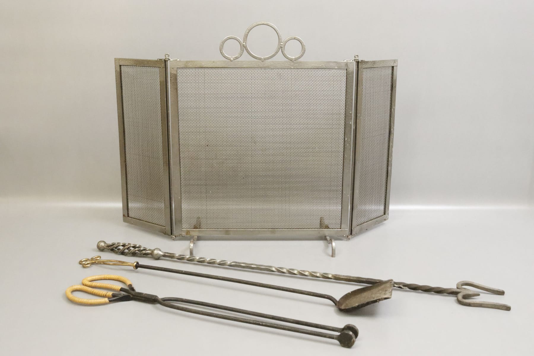 Gnistskydd och kaminredskap | Auktion.se