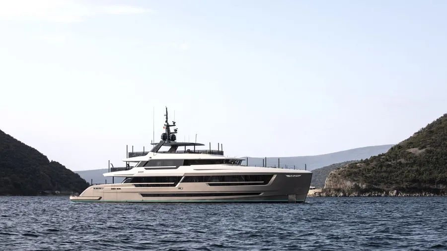 120ft Luxury Yachts For Sale - IYC