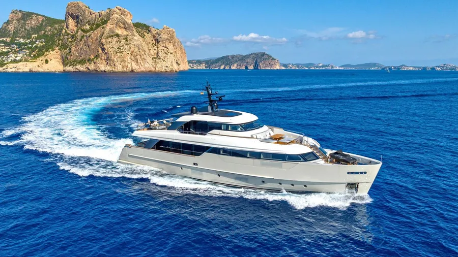 90 ft Luxury Yachts For Sale - IYC