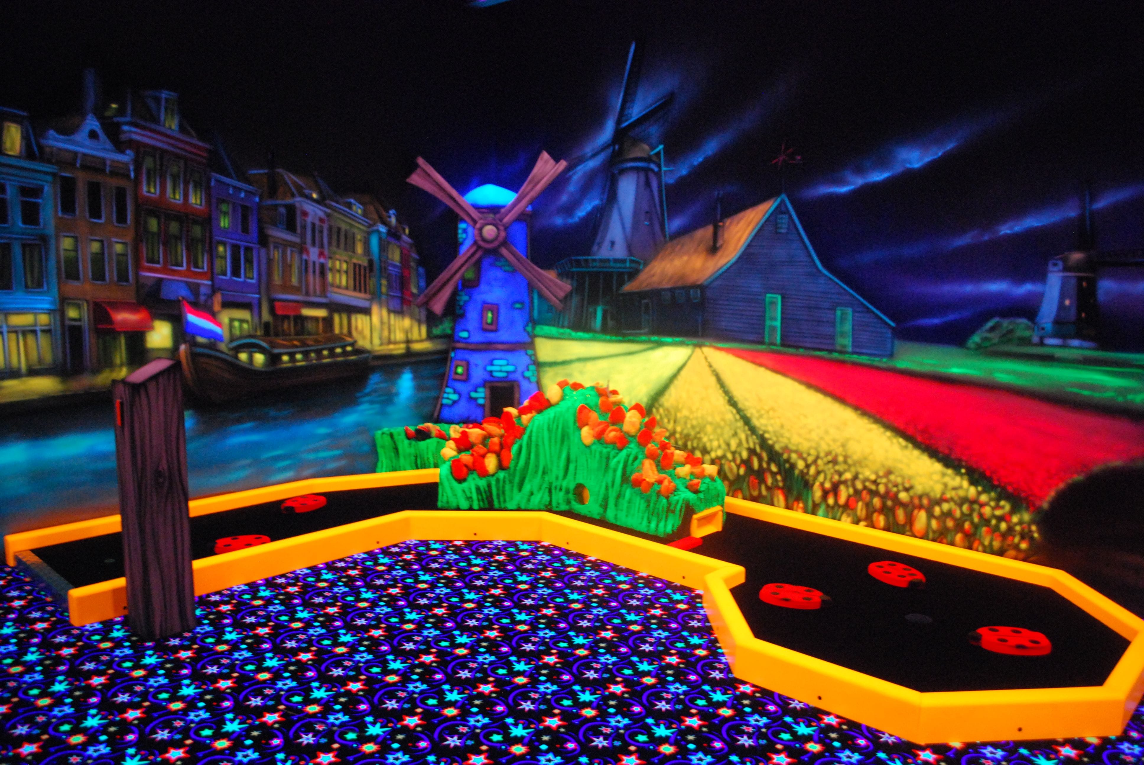 Glow 'N Golf – The Mini-Golf Experience Redefined I Playlife