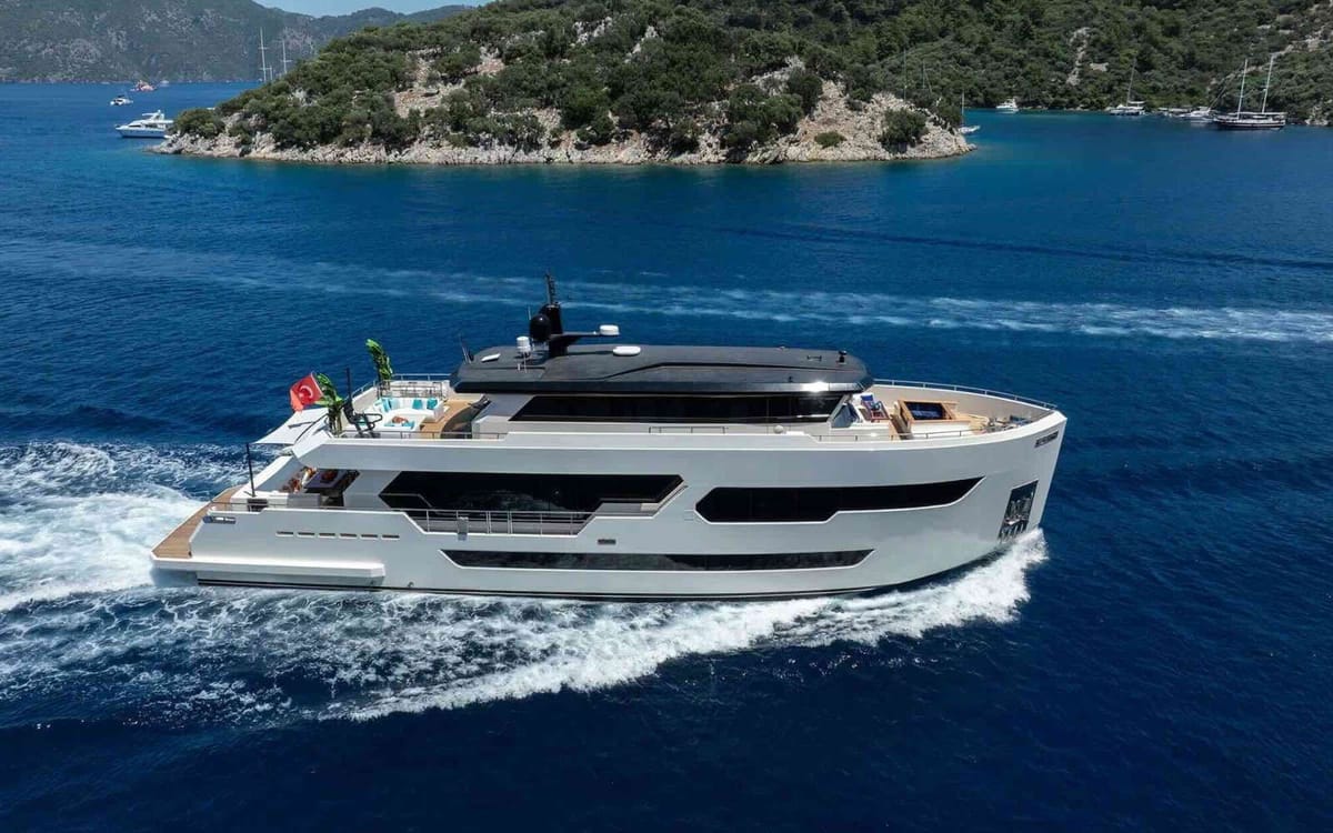 LADY LUNA Yacht for Charter - IYC